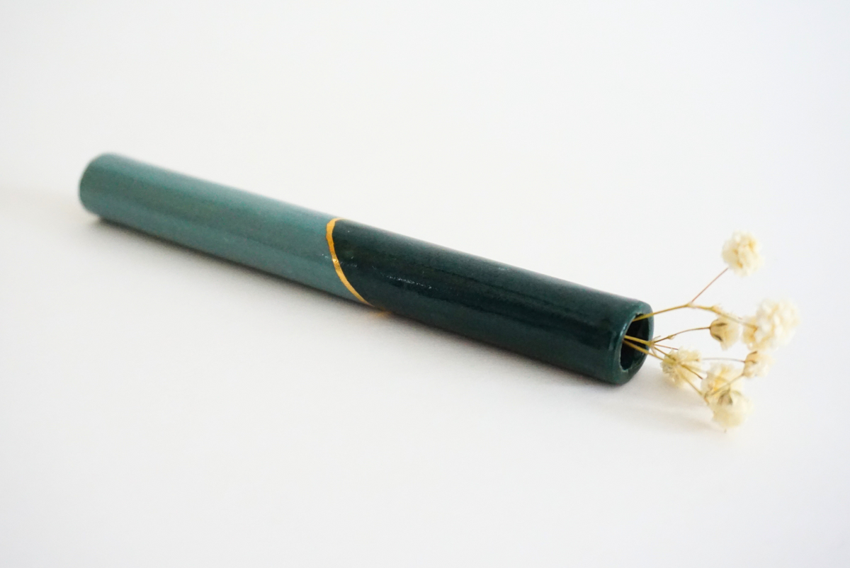 Handmade Ceramic One-Hitter Pipe, Gold & Pink Hearts – Jade Is Bliss